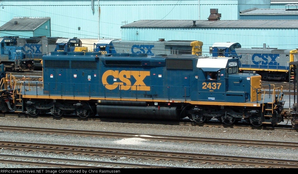 CSX 2437 works the hump